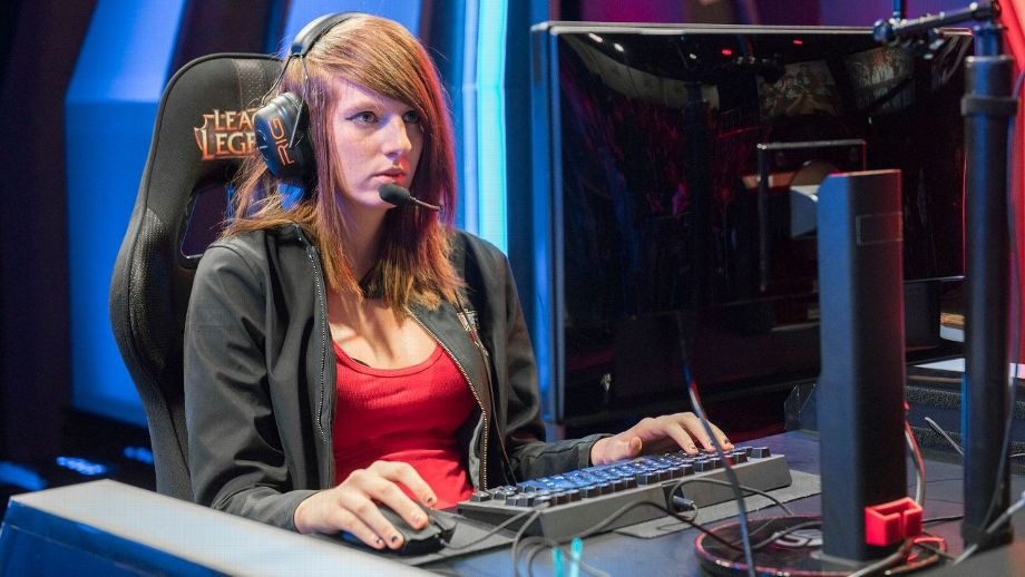 The first female LCS competitor, Remilia, dies at 24