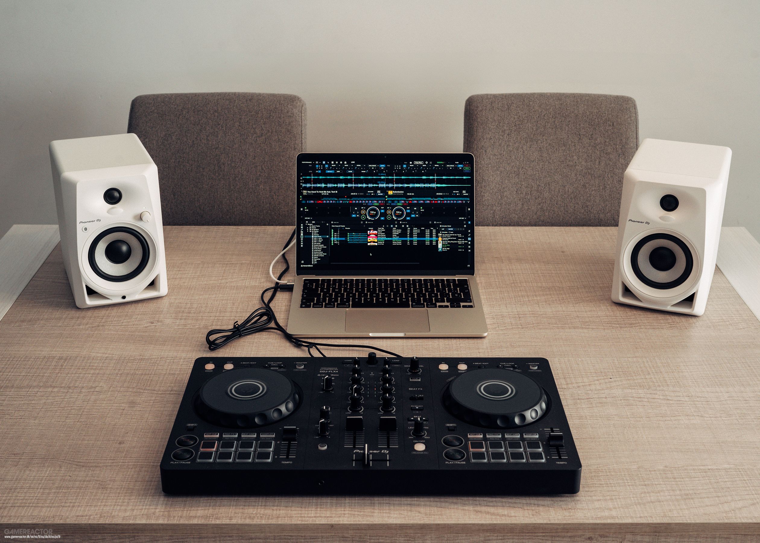 Reseña: ¿Valen los monitores Pioneer DJ DM-40D-BT para pinchar? Pues ...