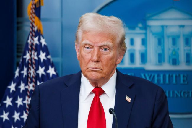 Trump bloquea el ataque israelí a Irán y aboga por las negociaciones