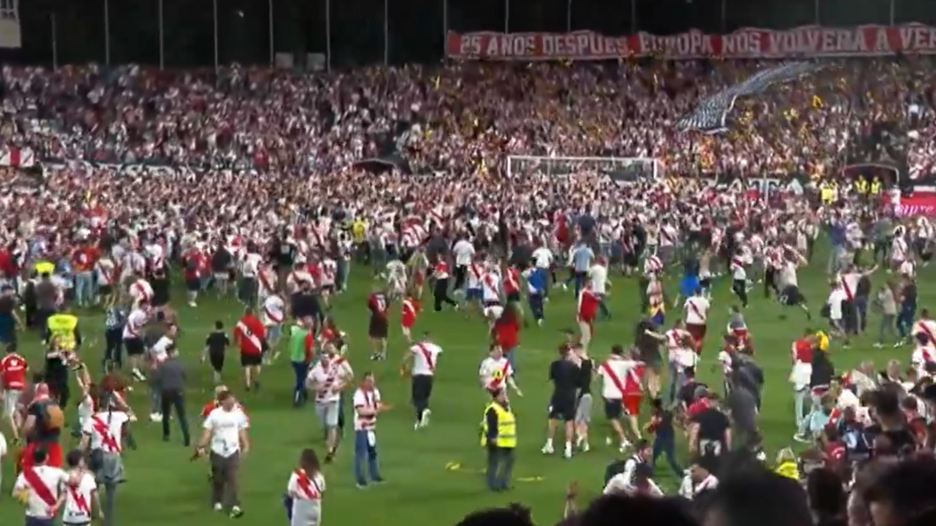 Vallecas invade el campo para celebrar un nuevo EuroRayo