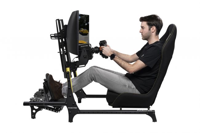 Probamos la nueva cabina de simracing de Fanatec, un soporte sencillo ...