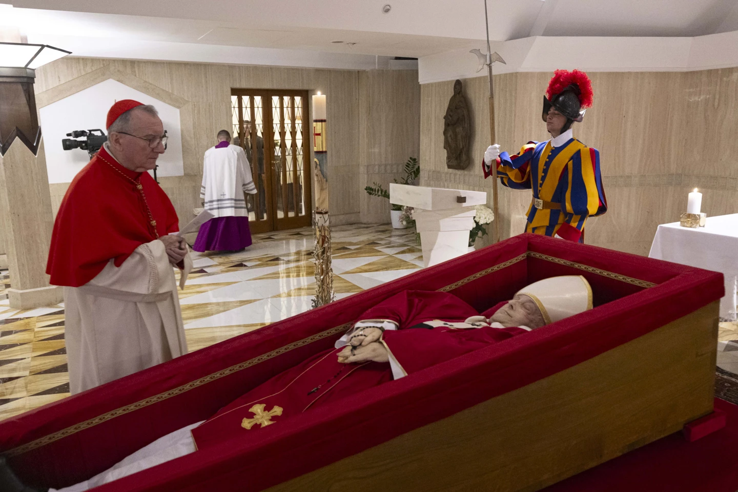 El Vaticano comparte las primeras imágenes del Papa Francisco en ataúd ...