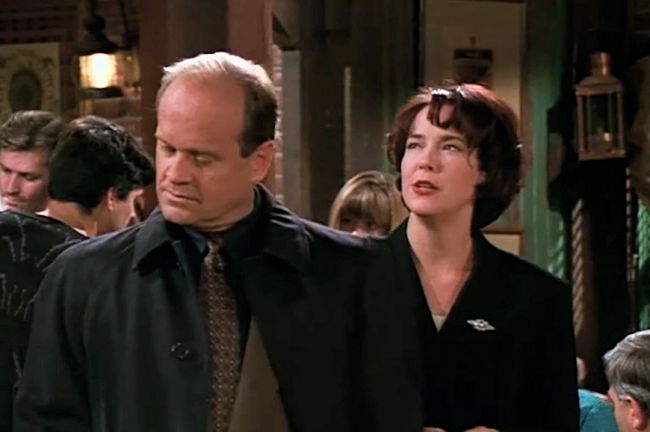 Bebe vuelve a acosar a Frasier en la segunda temporada