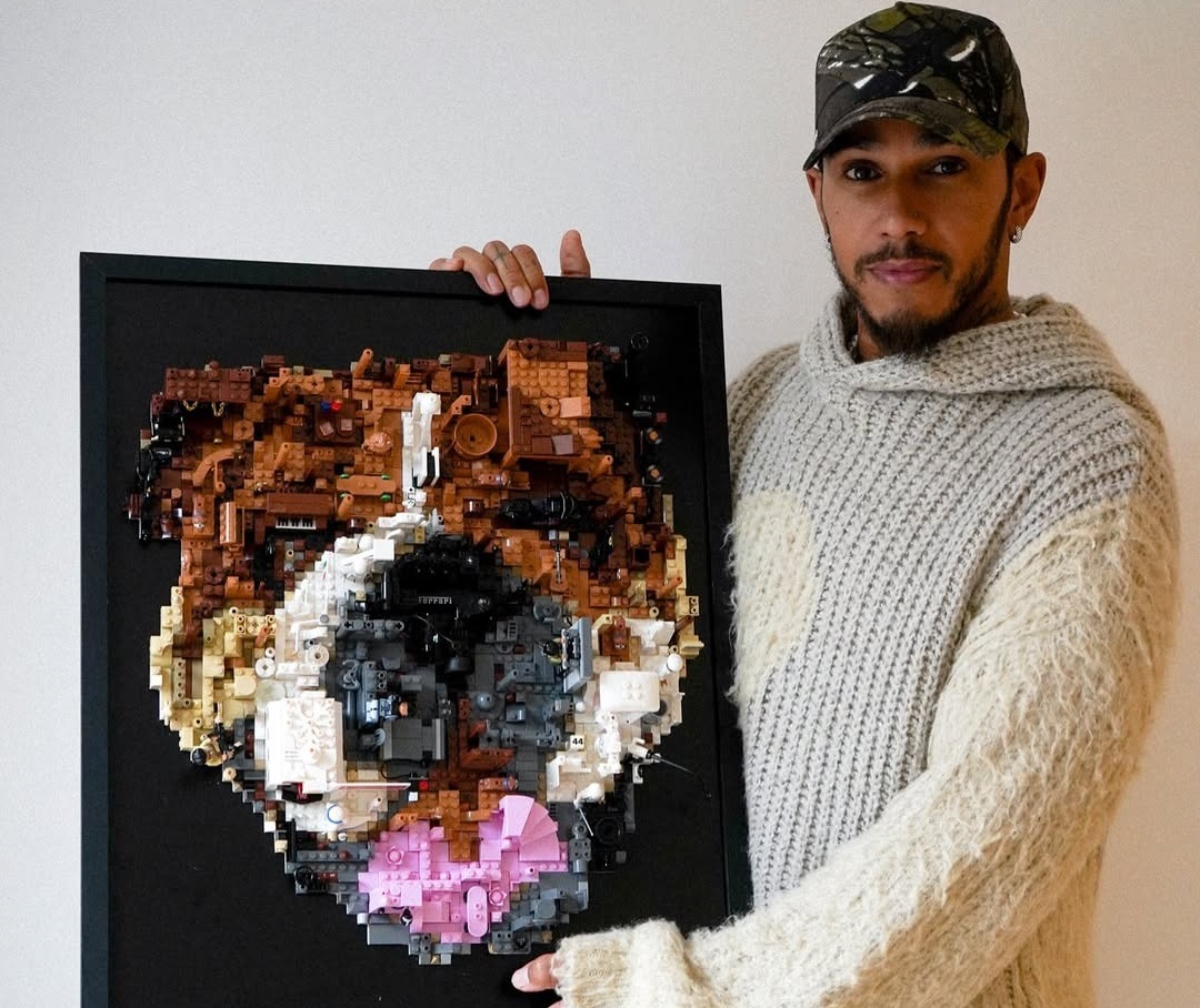 El precioso homenaje al perro de Lewis Hamilton hecho con LEGO