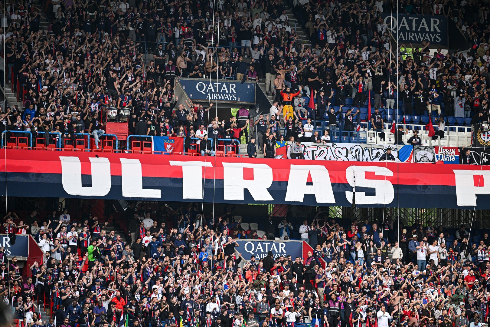 Los ultras del PSG se preparan para ver el Clásico y el Balón de Oro