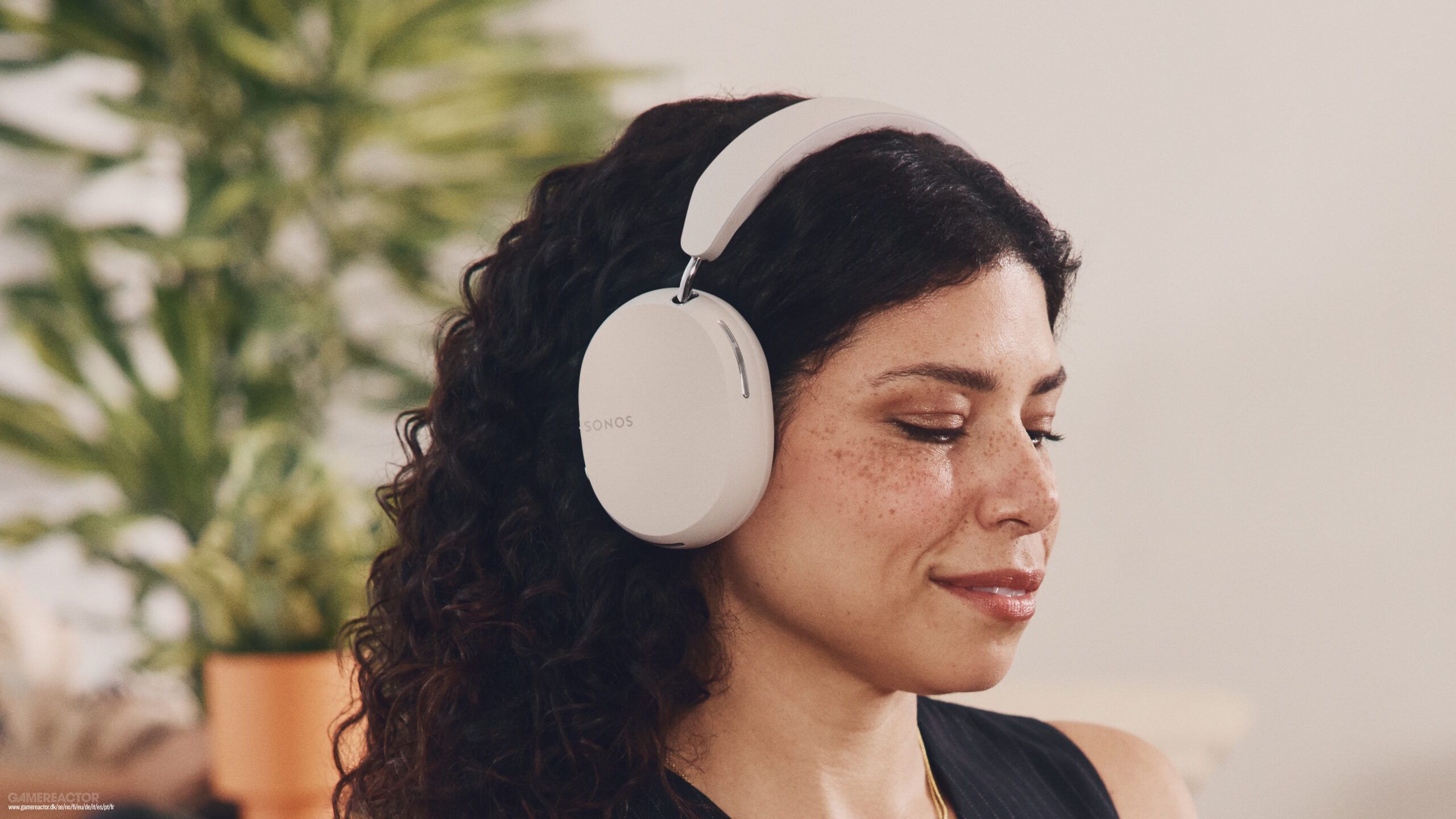 Los auriculares Sonos Ace tienen mucha autonomía, gran comodidad y una gama de colores variada ...