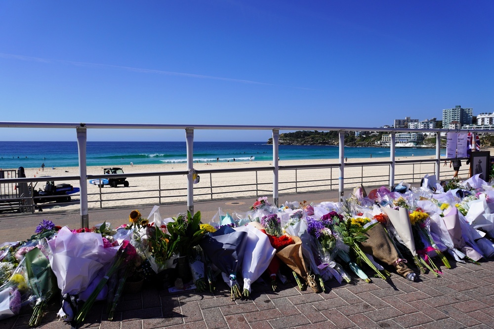 La Navidad en Bondi Beach se ve empañada mientras los australianos ...