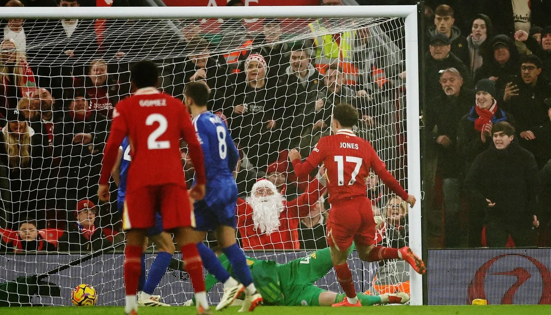 El Liverpool sale victorioso en Boxing Day y saca siete puntos de ...